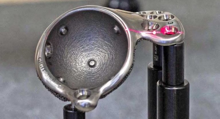 Ortho Baltic menunjukkan implan medis berkualitas tinggi